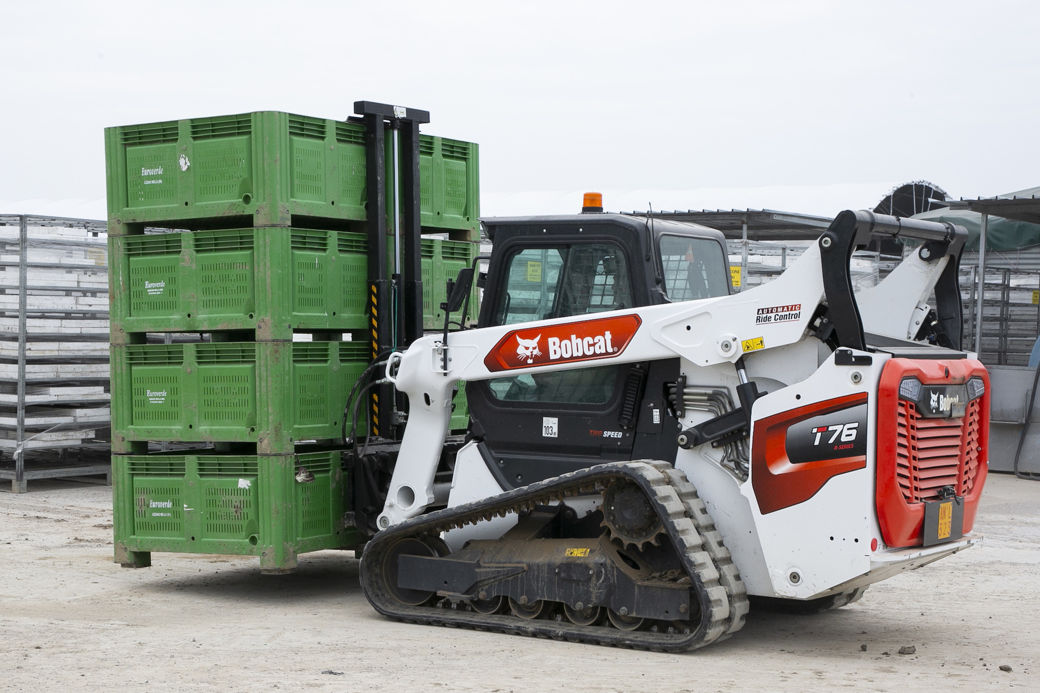 Bobcat T76 Compact Track Loader: An Irreplaceable Ally for Harvesting ...